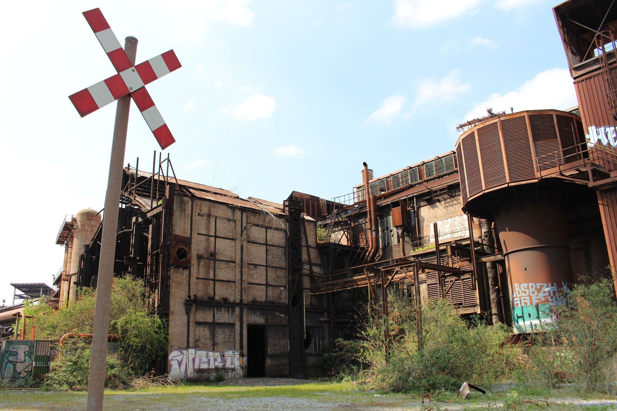 Visiting an abandoned steel factory in Liège (Luik) | Urban Exploring ...